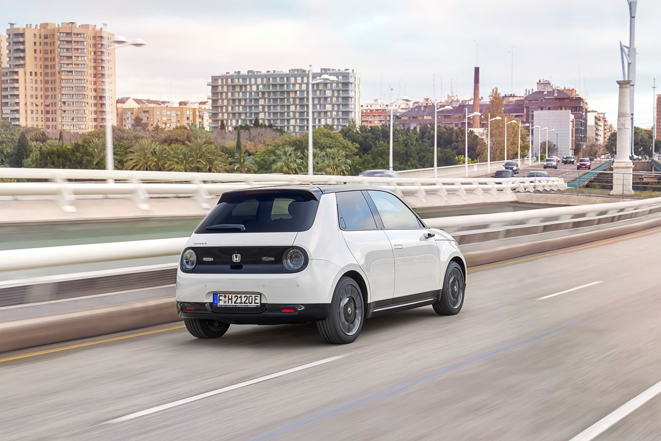 Honda e embodies the brand’s vision for simplicity in urban mobility ...