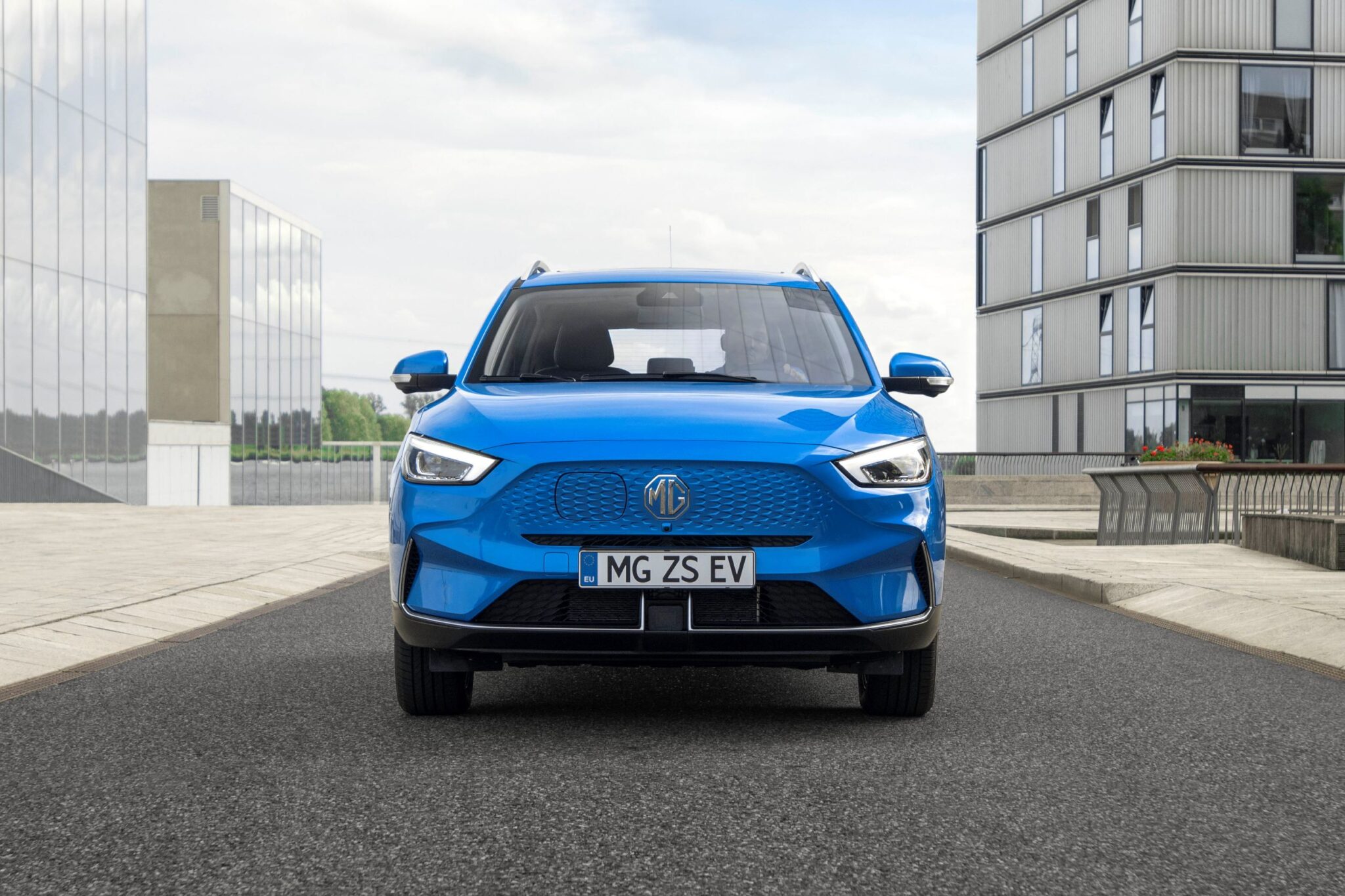 MG ZS EV - Welcome to the revised 72kWh model, MG's best-selling EV ...