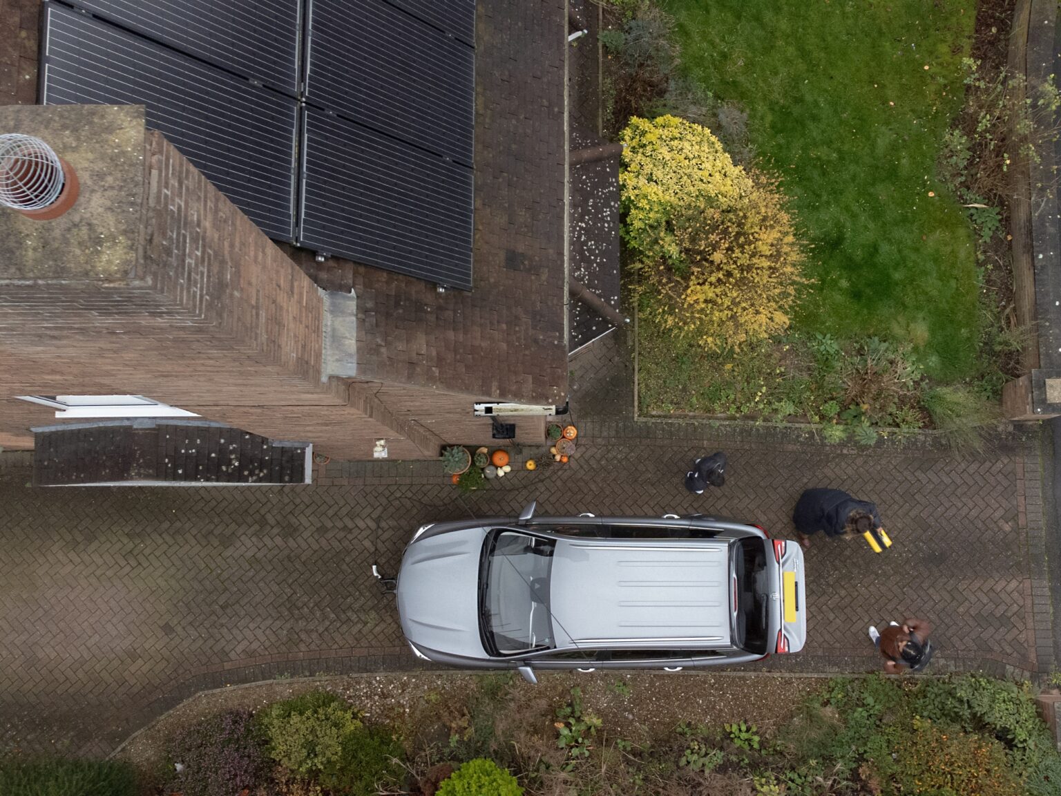 EV drivers 7 times more likely to have solar panels on their home ...