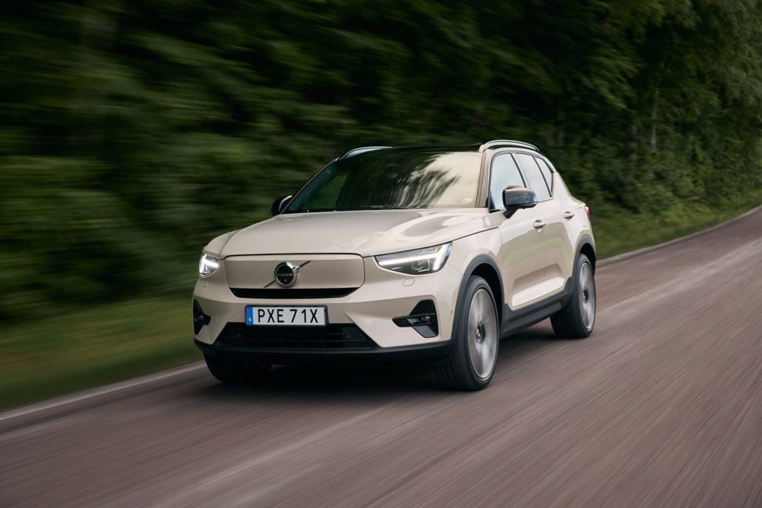 Volvo EX40 Test Drive Review 2025 - Electric Road